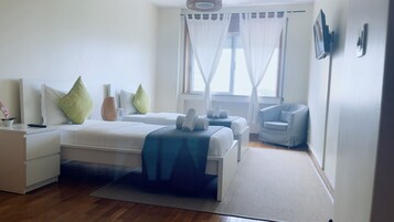 Quarto duplo, banheiro compartilhado, vista para a cidade | Escrivaninha, quartos à prova de som, ferros/tábuas de passar roupa