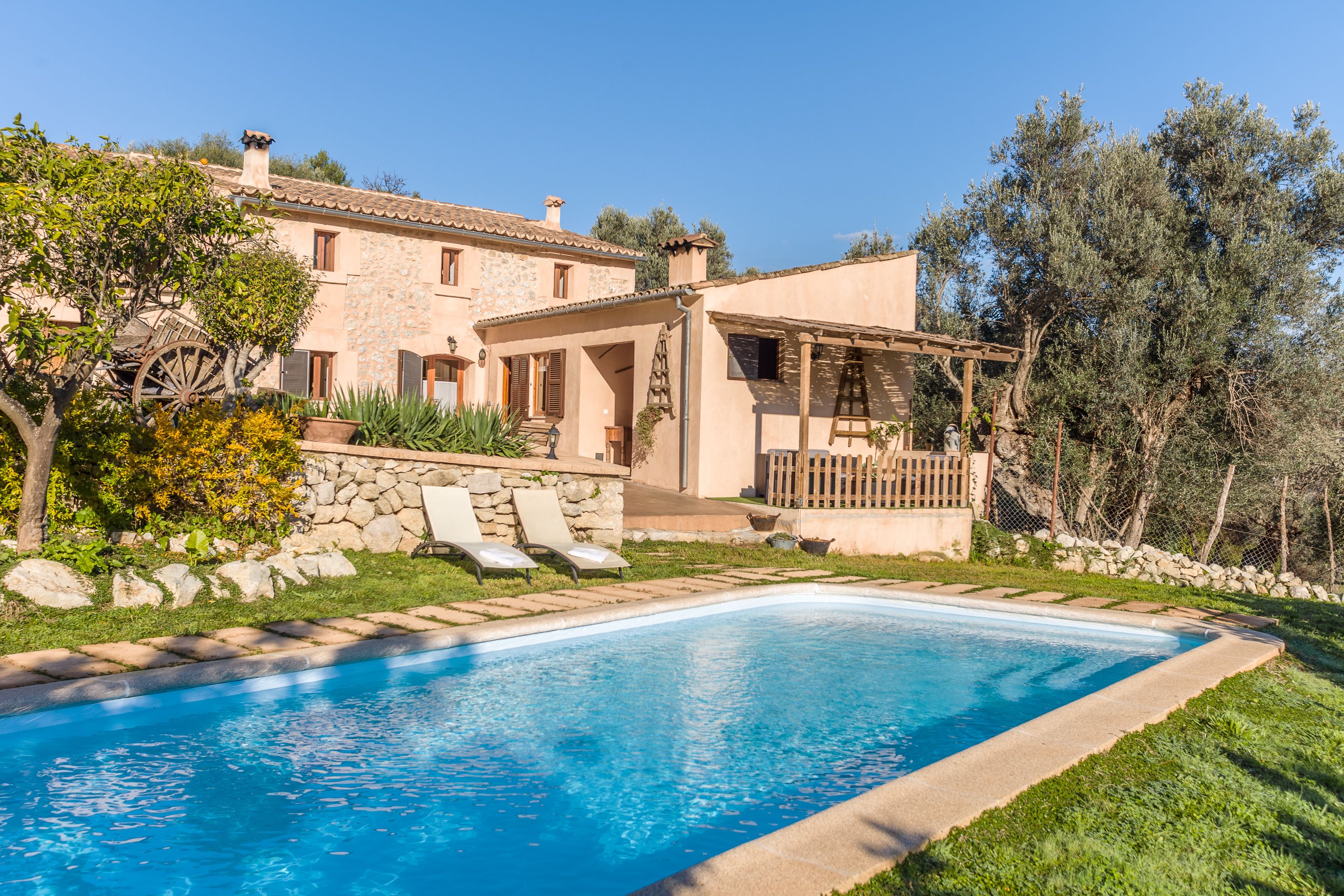 Piscina exterior, espreguiçadeiras 