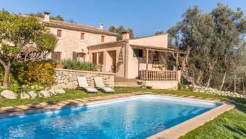 Piscina exterior, espreguiçadeiras