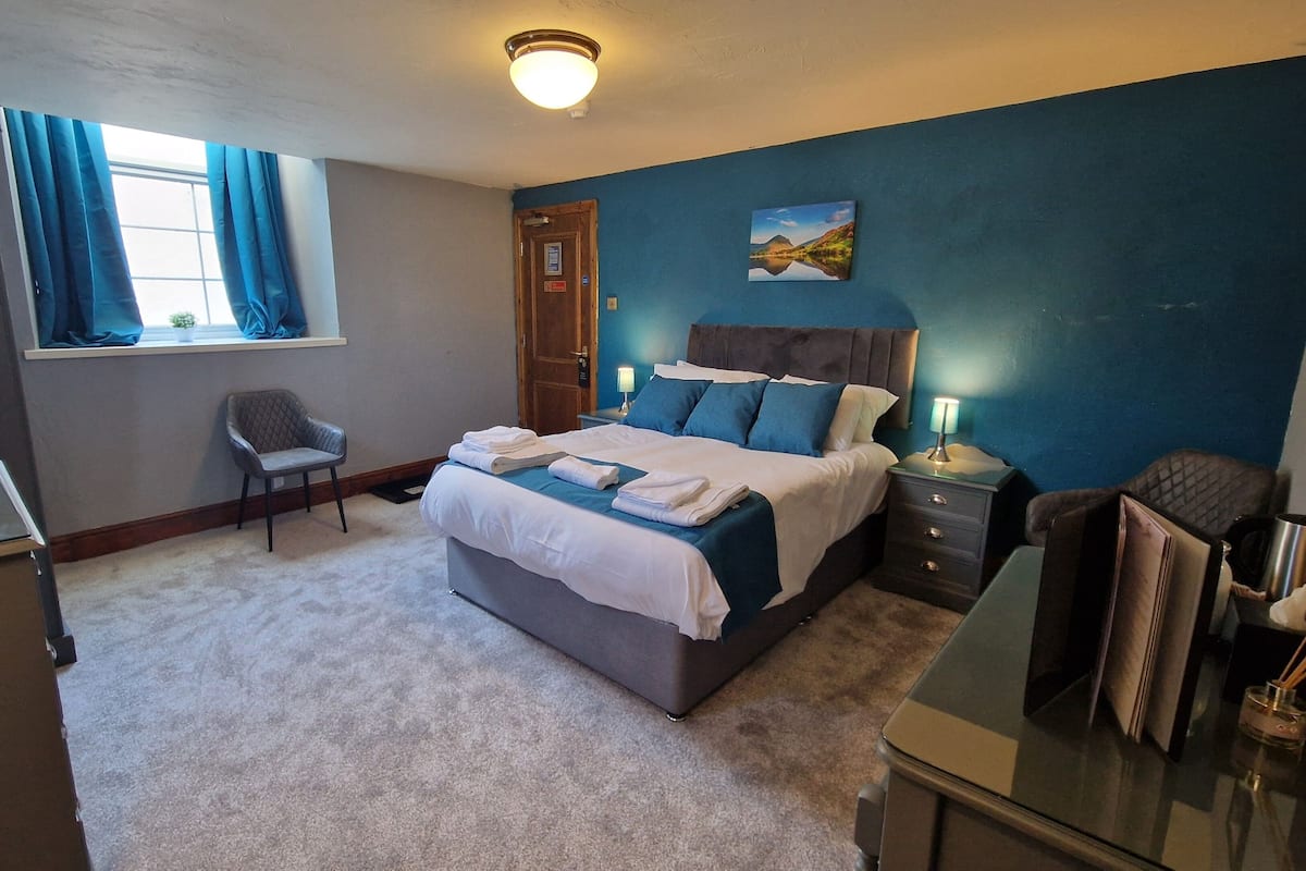 Quarto Duplo (Borrowdale) | Secretária, ferro/tábua de engomar, Wi-fi grátis