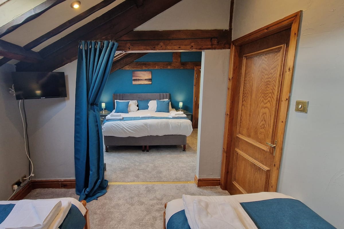 Quarto Familiar (Troutbeck) | Secretária, ferro/tábua de engomar, Wi-fi grátis