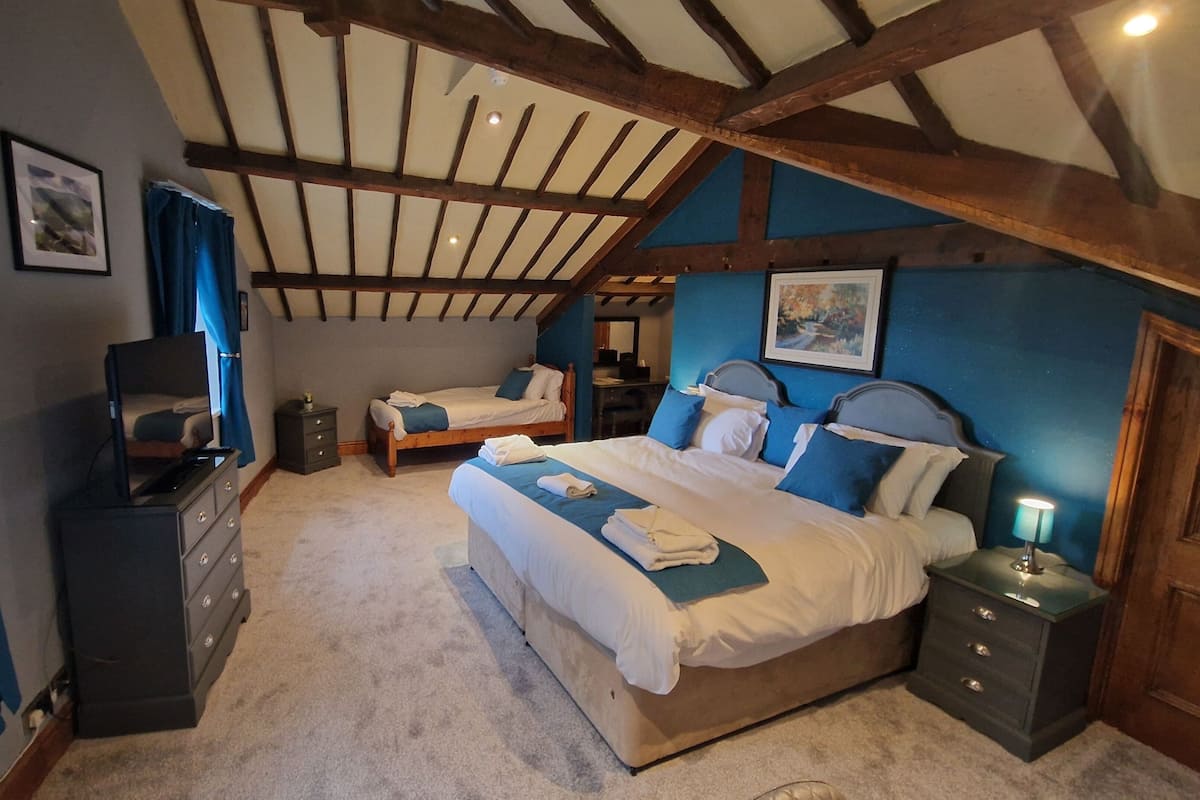 Quarto Familiar (Mardale) | Secretária, ferro/tábua de engomar, Wi-fi grátis