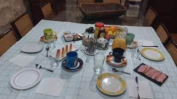 Pequeno-almoço continental diário (12 EUR por pessoa)