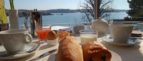 Pequeno-almoço tipo buffet diário (10 EUR por pessoa)