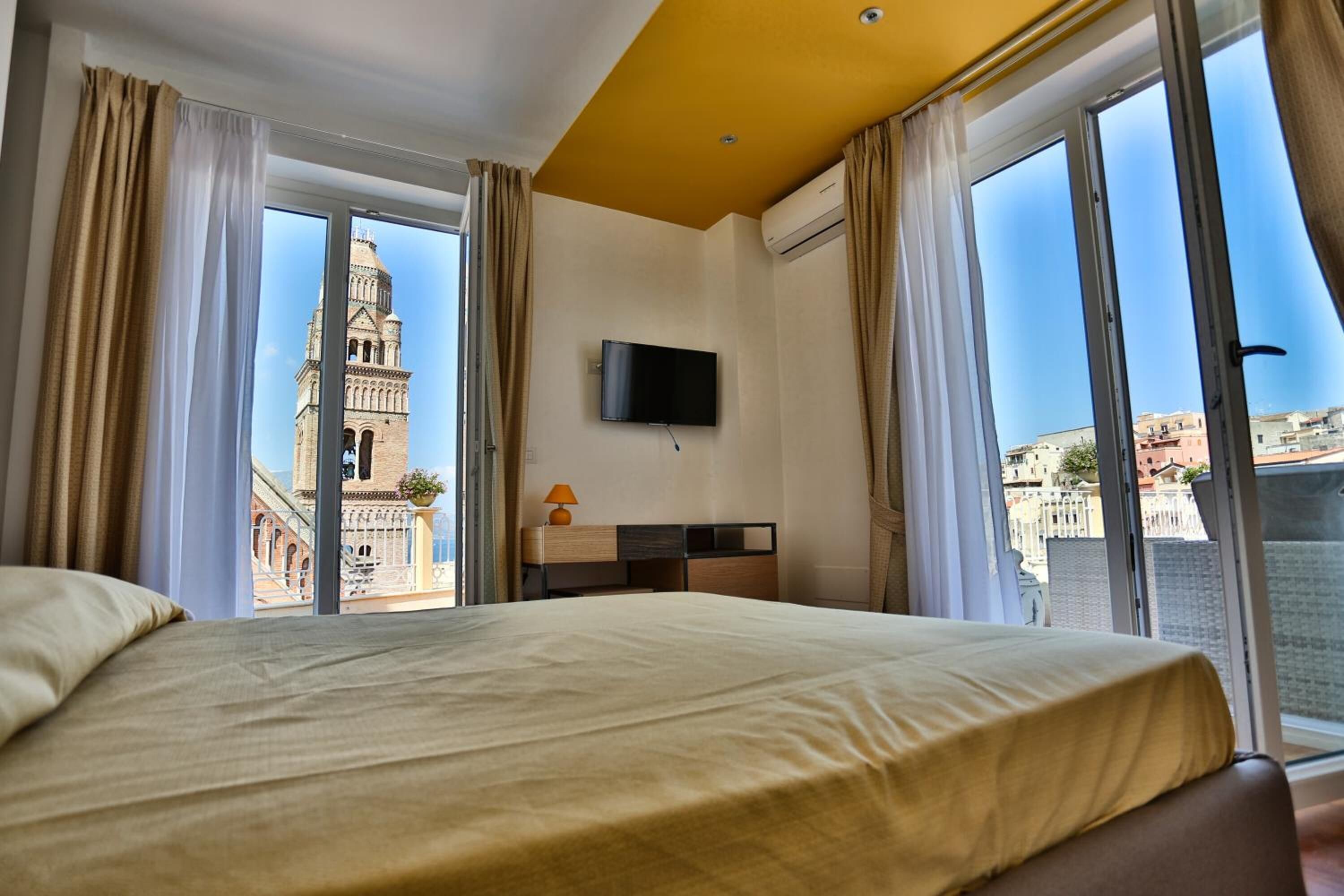 Frigobar, cofres nos quartos, quartos à prova de som