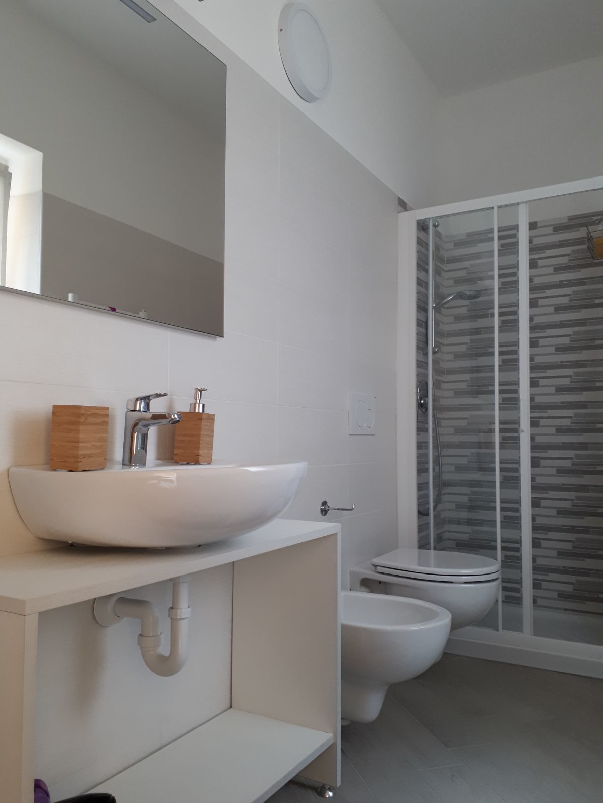 Apartamento, 1 quarto | Banheiro | Chuveiro, secador de cabelo, bidê, toalhas de banho