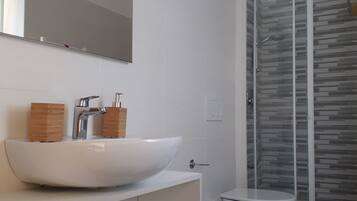 Apartamento, 1 quarto | Banheiro | Chuveiro, secador de cabelo, bidê, toalhas de banho