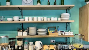 Uma bancada de cozinha com diversos utensílios, panelas e alimentos.