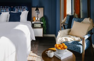 Estúdio | Roupa hipoalergénica, cofre no quarto, com decoração personalizada 