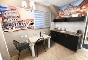 Suíte luxo, 2 quartos, cozinha, vista para o jardim | Cozinha privada | Geladeira grande, micro-ondas, cooktop, máquina de café expresso