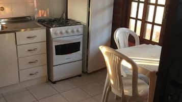 Quarto Quádruplo Superior | Cozinha privada | Um frigorífico no espaço comum