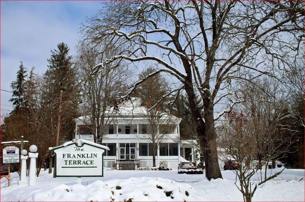 Uma casa de dois andares com uma placa que diz 'The Franklin Terrace'.