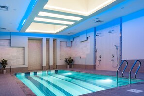 2 piscinas internas, piscina externa sazonal, guarda-sóis