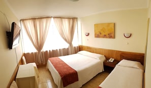 Quarto triplo, várias camas | Cofres nos quartos, escrivaninha, berços grátis, Wi-Fi de cortesia