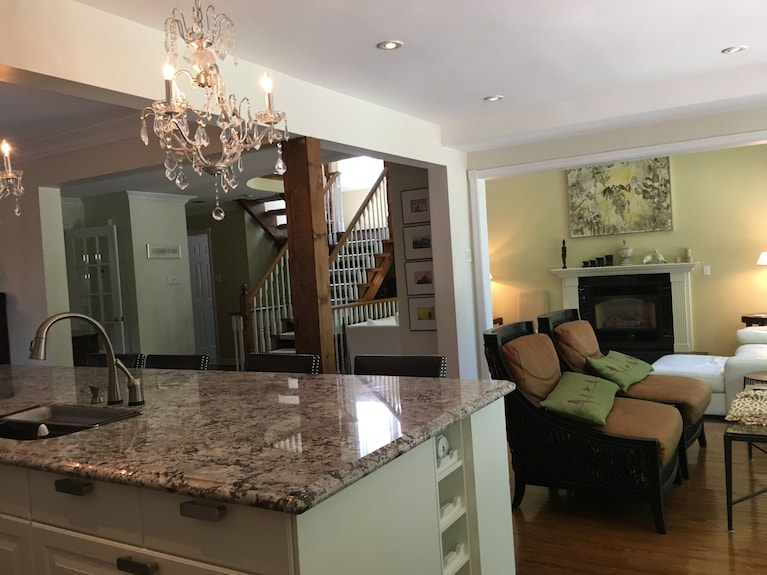 Spacious/family Friendly! Lake View! Close To Beach & Downtown 5-night Min Avail - Ontario