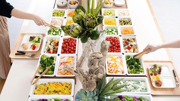 Pequeno-almoço tipo buffet diário (1600 JPY por pessoa)