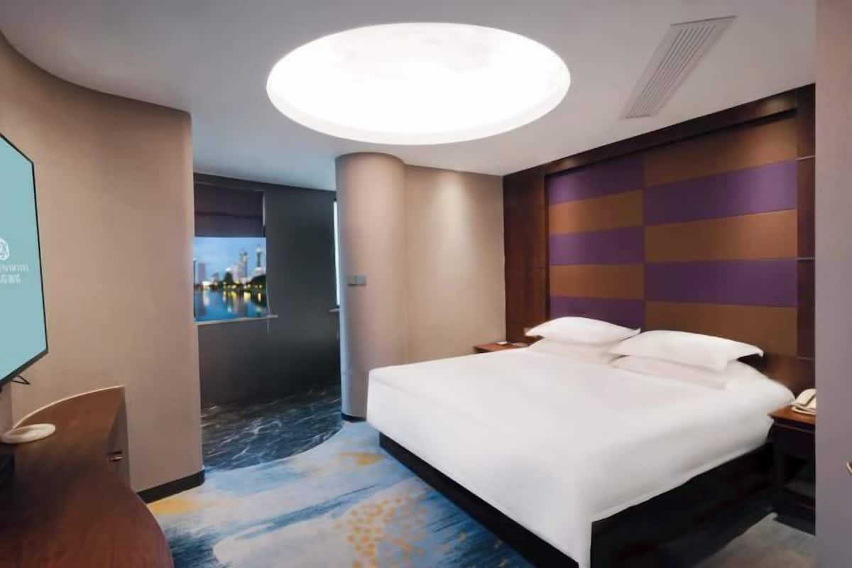 Escrivaninha, cortinas blackout, Wi-Fi de cortesia
