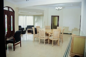 Villa de Luxo, 3 quartos, casa de banho anexa, vista para a praia | Sala | Televisor LCD, Netflix, Hulu, serviços de streaming