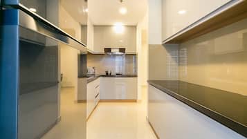 Apartamento Deluxe, 3 quartos, acesso à piscina, vista para o rio | Cofre no quarto, secretária, ferro/tábua de engomar