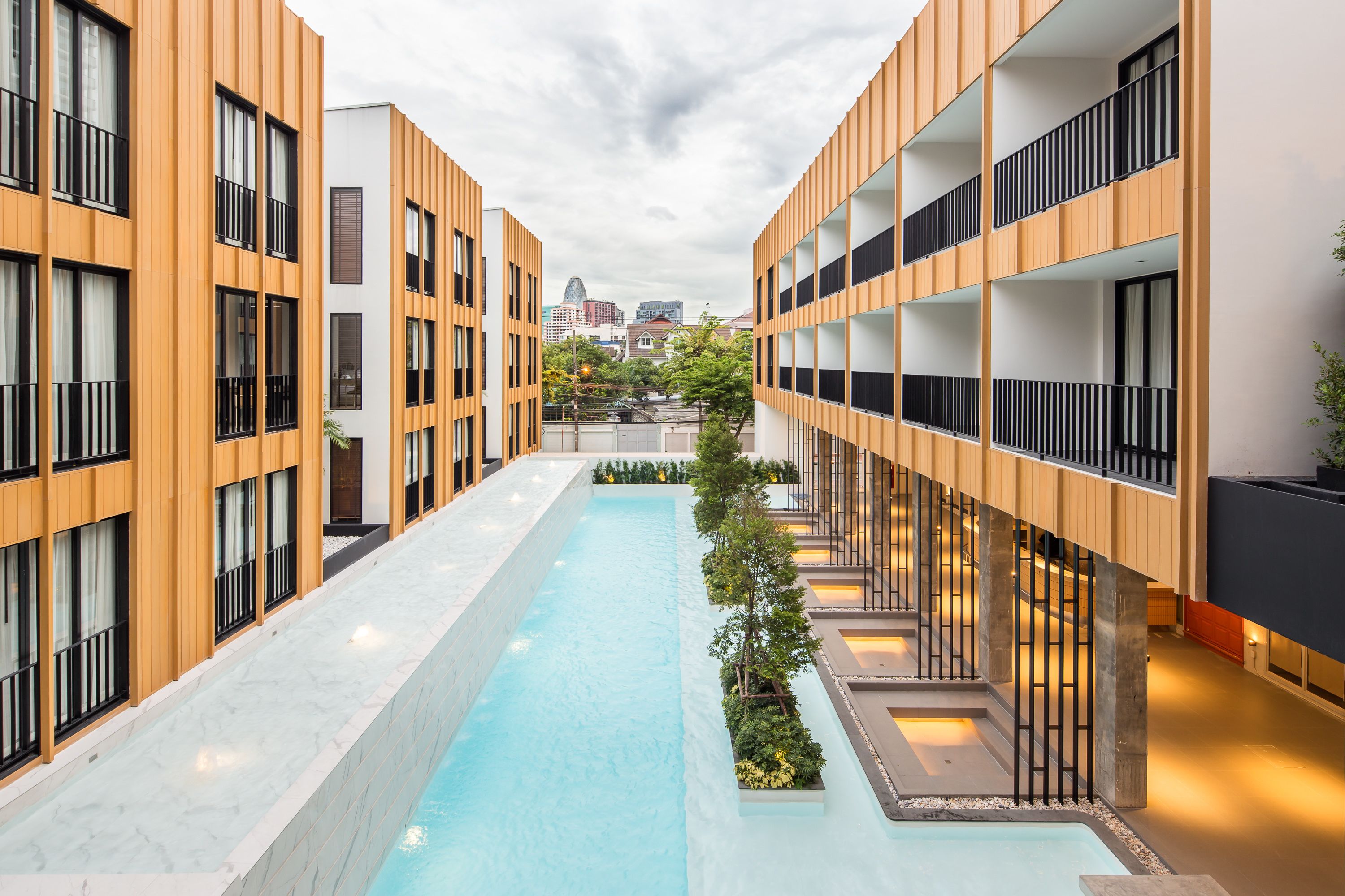 Piscina externa, espreguiçadeiras