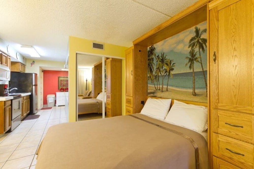 Oceanfront Studio- Private Balcony, Pool, Hot Tub - South Padre Island