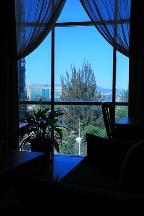 Quarto de Luxo | Sala de estar | Televisor de ecrã plano de 32 polegadas com canais via satélite 