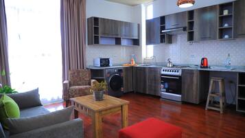 Suíte luxo | Área de estar | TV de tela plana 32 polegadas com canais via satélite, TV