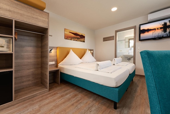 Roupa hipoalergénica, minibar, cofre no quarto, secretária 