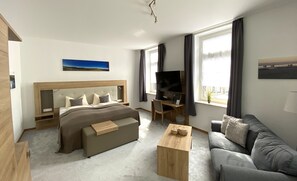 Quarto Duplo Deluxe | Roupa hipoalergénica, secretária, cortinas/cortinados opacos 