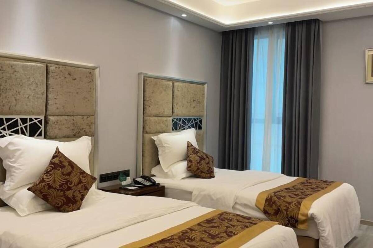 Escrivaninha, cortinas blackout, Wi-Fi de cortesia