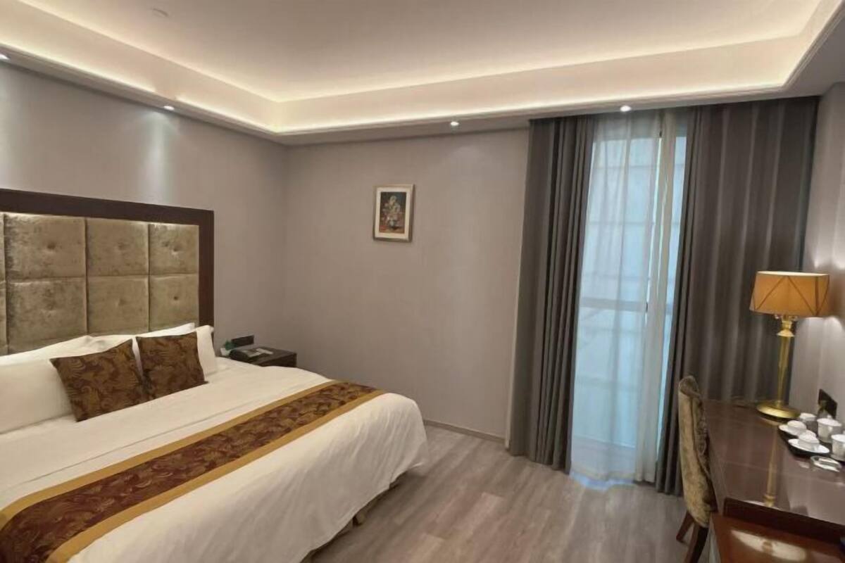 Escrivaninha, cortinas blackout, Wi-Fi de cortesia