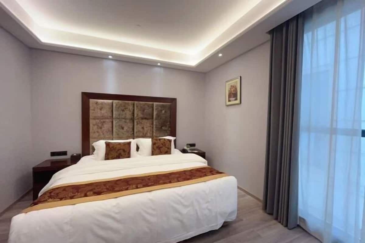 Escrivaninha, cortinas blackout, Wi-Fi de cortesia