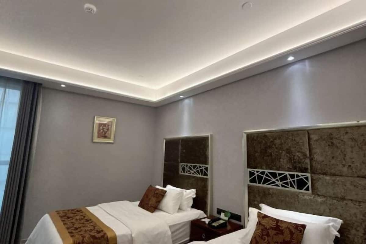 Escrivaninha, cortinas blackout, Wi-Fi de cortesia