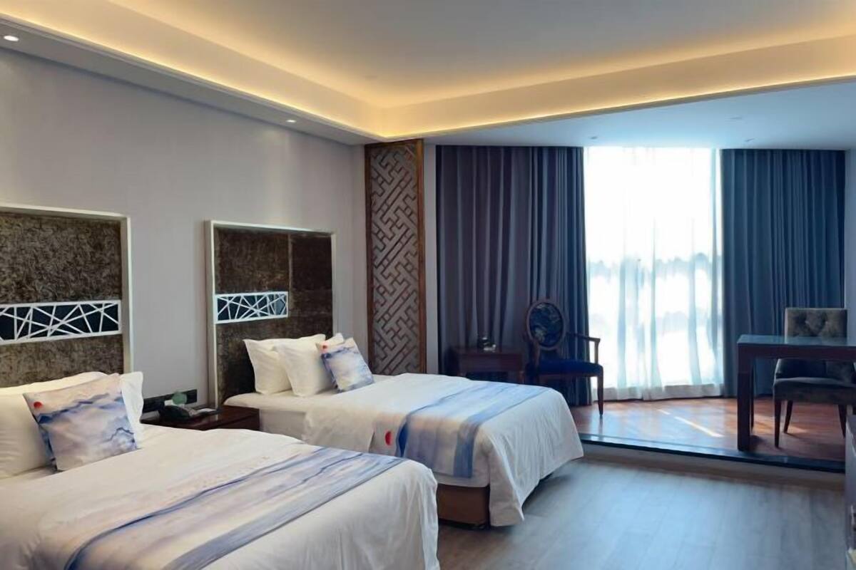 Escrivaninha, cortinas blackout, Wi-Fi de cortesia