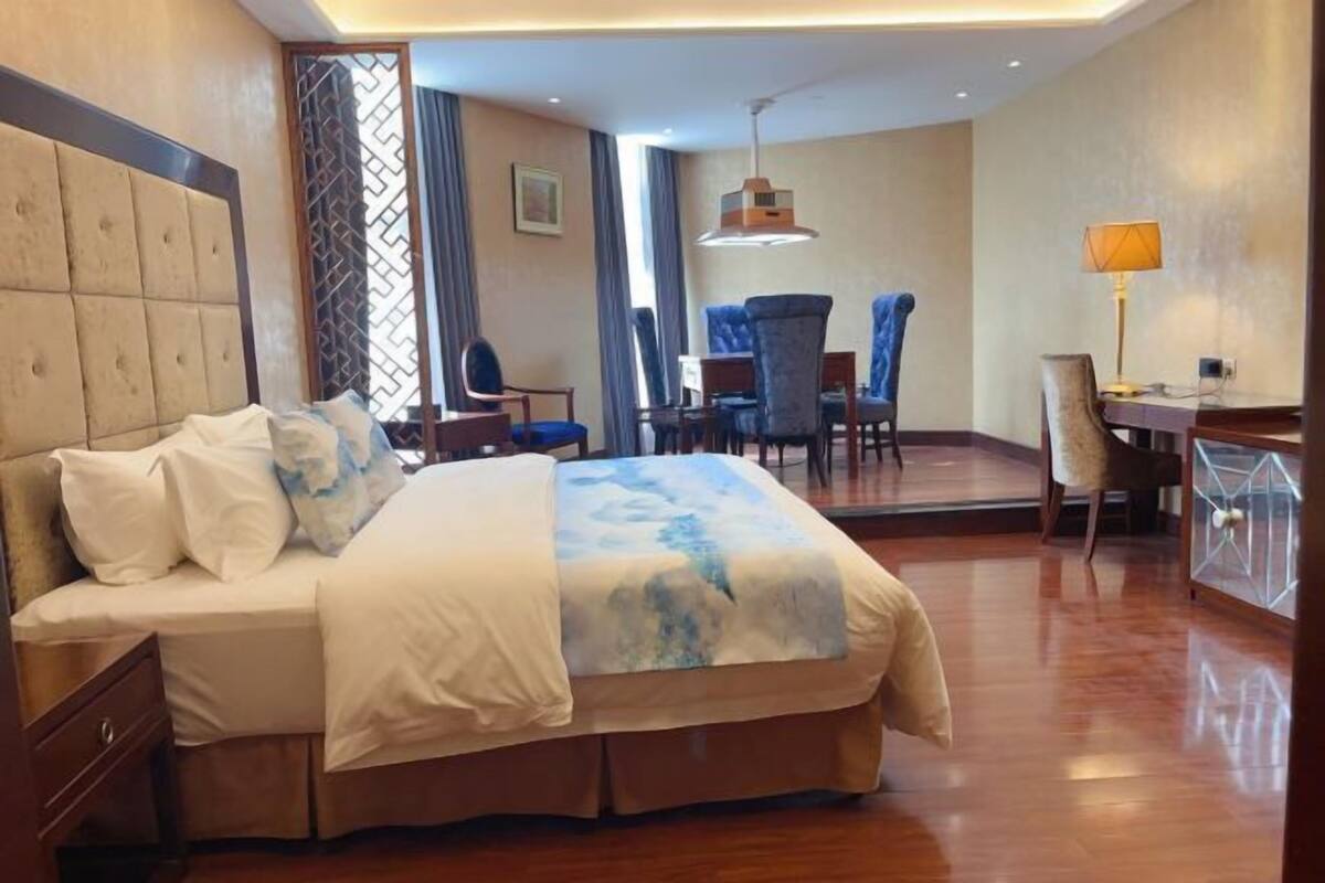 Escrivaninha, cortinas blackout, Wi-Fi de cortesia