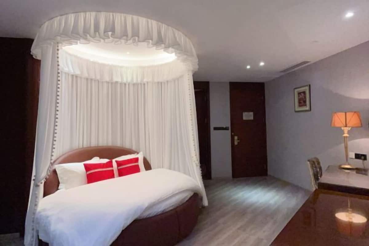 Escrivaninha, cortinas blackout, Wi-Fi de cortesia