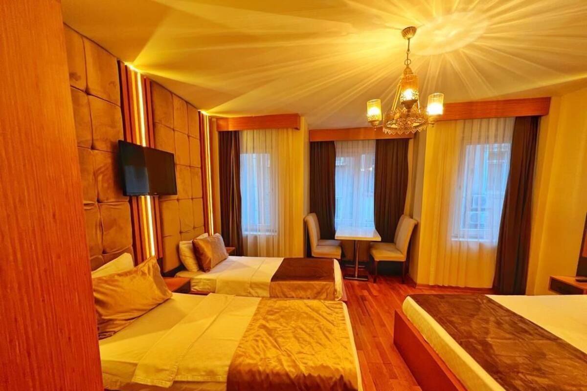 Quarto Quádruplo Standard | Cofre no quarto, secretária, quartos insonorizados