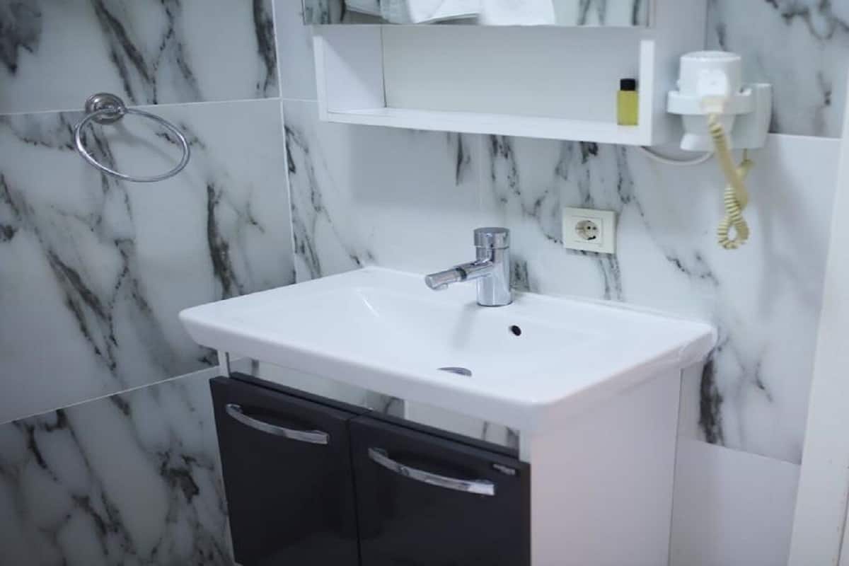 Quarto Triplo Standard, 1 quarto | Casa de banho | Um polibã, artigos de higiene pessoal grátis, um secador de cabelo