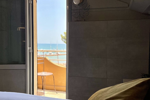 Quarto casal luxo, 1 cama Queen, sacada, vista para a praia | Vista do quarto