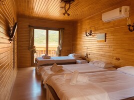 Quarto Triplo Standard, 3 camas individuais, varanda, vista para a piscina | Quartos insonorizados, Wi-fi grátis, acesso para cadeira de rodas