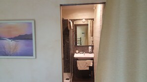 Quarto casal conforto, vista para a montanha | Banheiro | Secador de cabelo, toalhas de banho