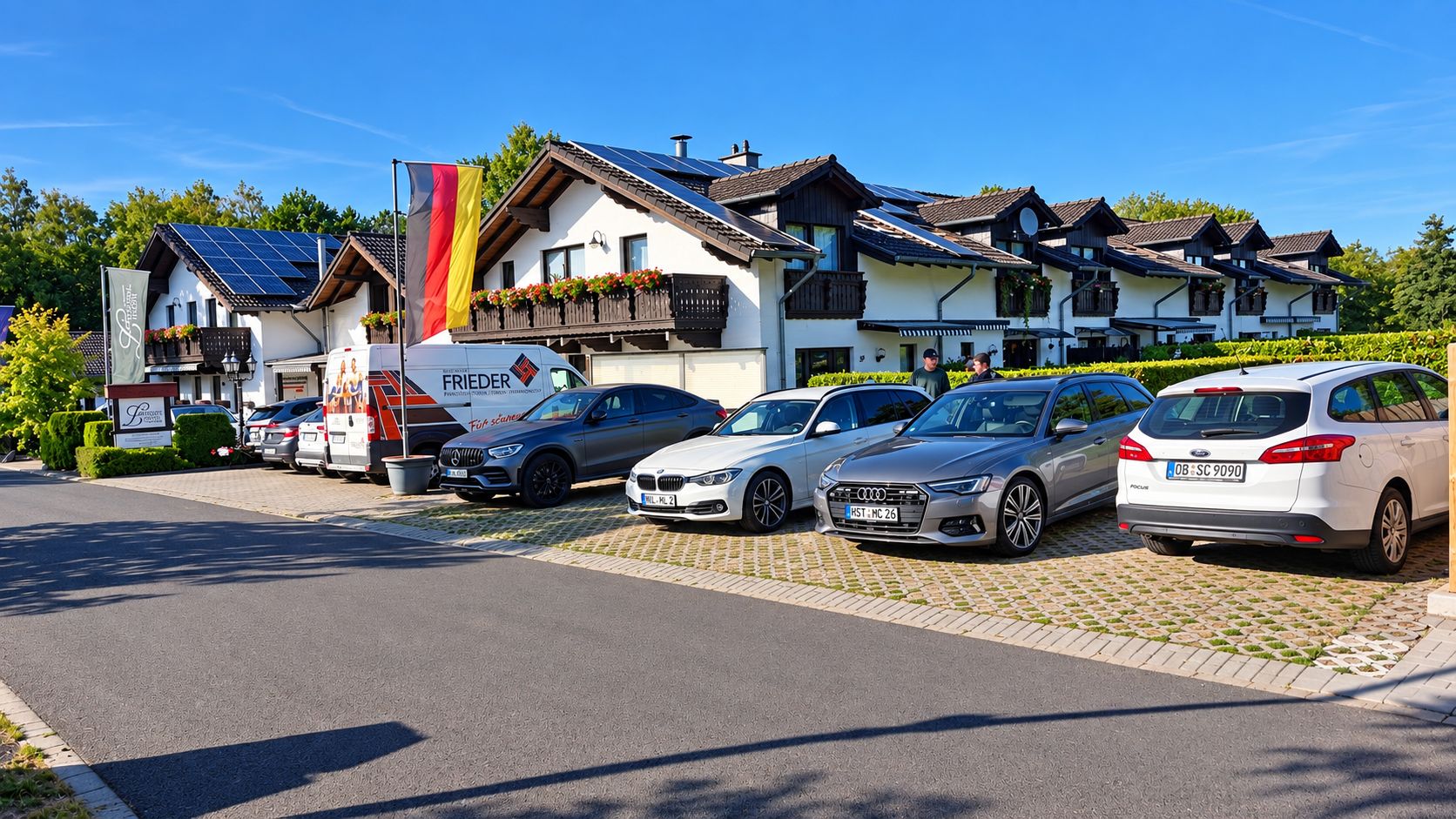 Uma fileira de carros estacionados em frente a uma fileira de casas com painéis solares nos telhados.