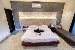 Quarto clássico | 1 quarto, roupas de cama premium, frigobar, escrivaninha