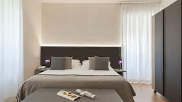 Quarto conforto | Roupas de cama premium, cofres nos quartos, escrivaninha