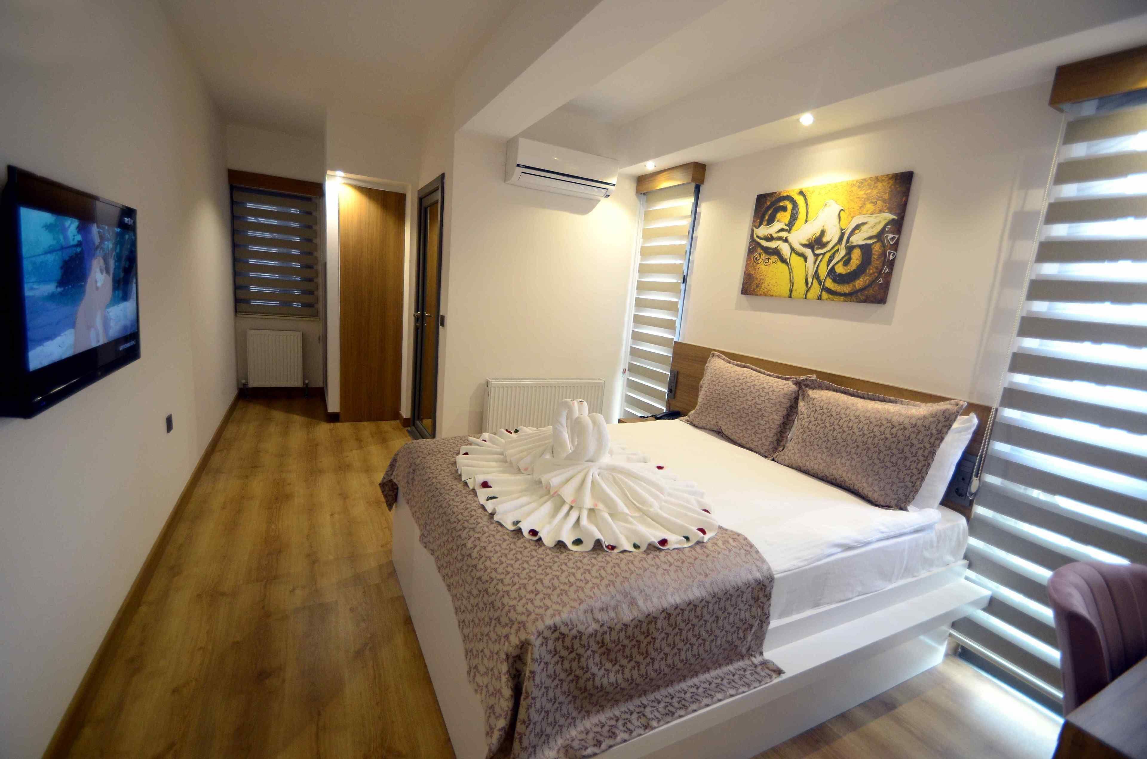 Minibar grátis, cofre no quarto, secretária, quartos insonorizados 