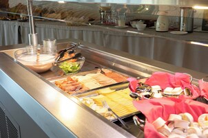 Pequeno-almoço tipo buffet diário (16 EUR por pessoa) 