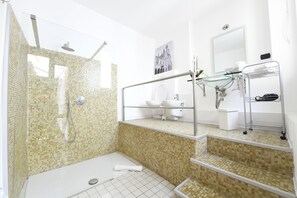 Quarto família (Room 4) | Banheiro | Chuveiro, produtos de toalete grátis, secador de cabelo, bidê
