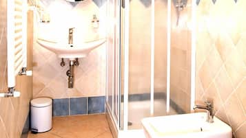 Quarto casal ou duplo, banheiro privativo | Banheiro | Chuveiro, produtos de toalete grátis, secador de cabelo, bidê