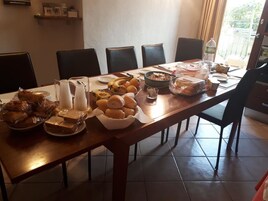 Café da manhã com pratos da culinária local grátis todos os dias