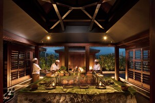 3 restaurantes, pequenos-almoços servidos, cozinha internacional 